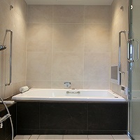 Tokyo Bath Style・東京バススタイル｜コントラストの効いたタイル使いで広い空間にメリハリを付けた事例